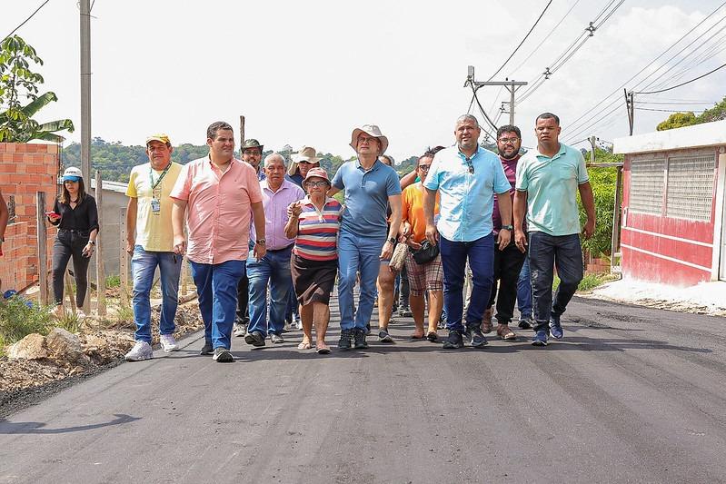 Obras De Reestruturação Avançam Na Comunidade Rosa Almeida E Prefeito